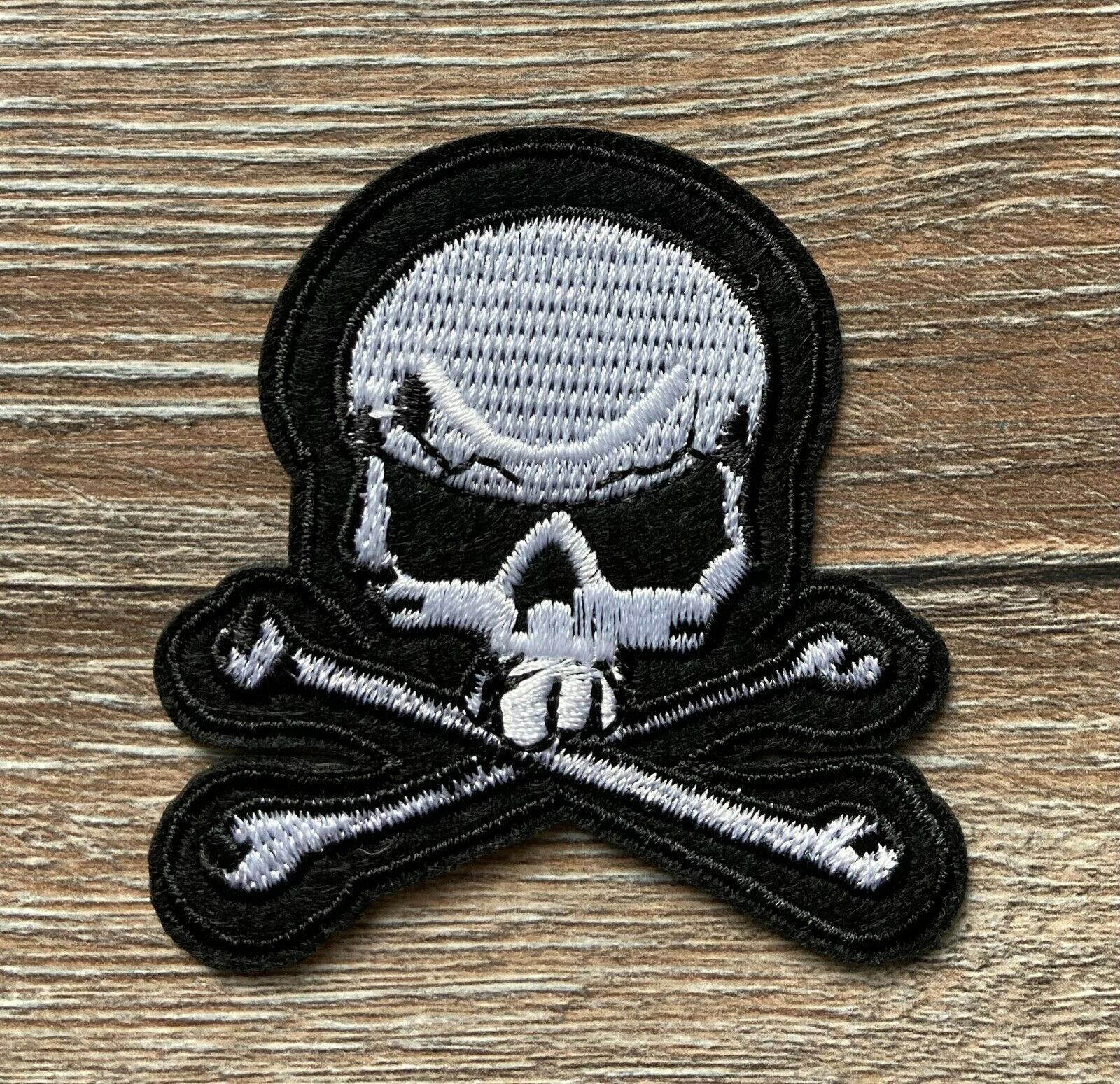 Totenkopf Patch Aufnäher Bügelbild Schädel Skull Bones Pirat - Kisslook.de